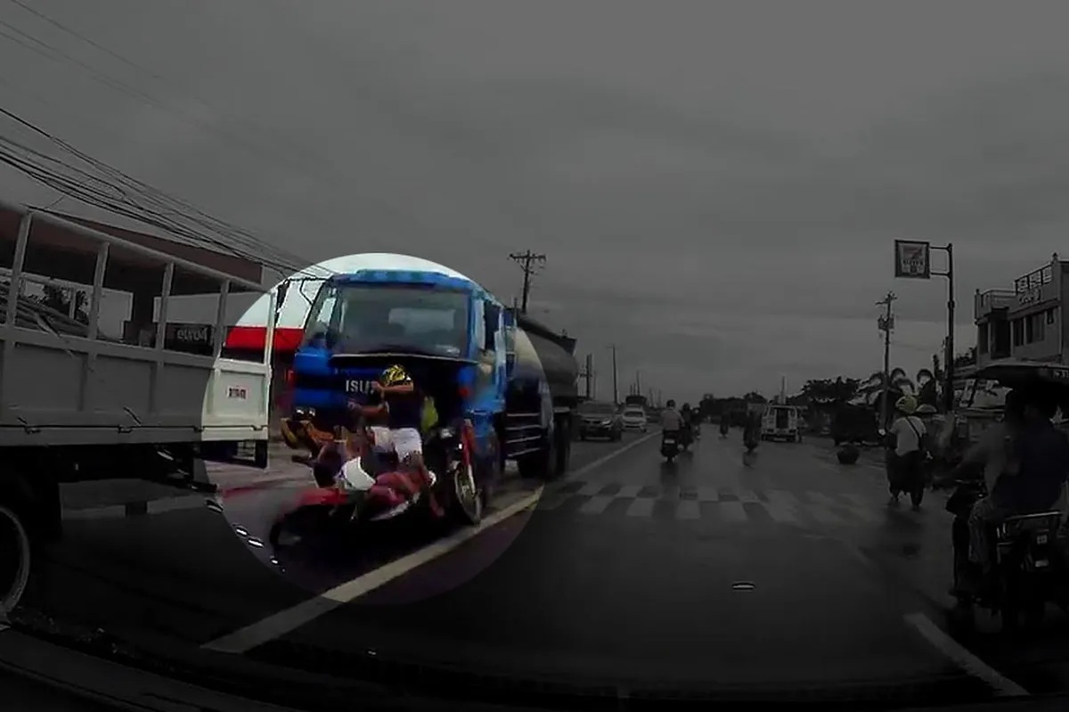 SAPUL SA DASHCAM: Trak, inararo ang mga sasakyan sa Bacolod | ABS-CBN News SAPUL SA DASHCAM: Trak, inararo ang mga sasakyan sa Bacolod | ABS-CBN News