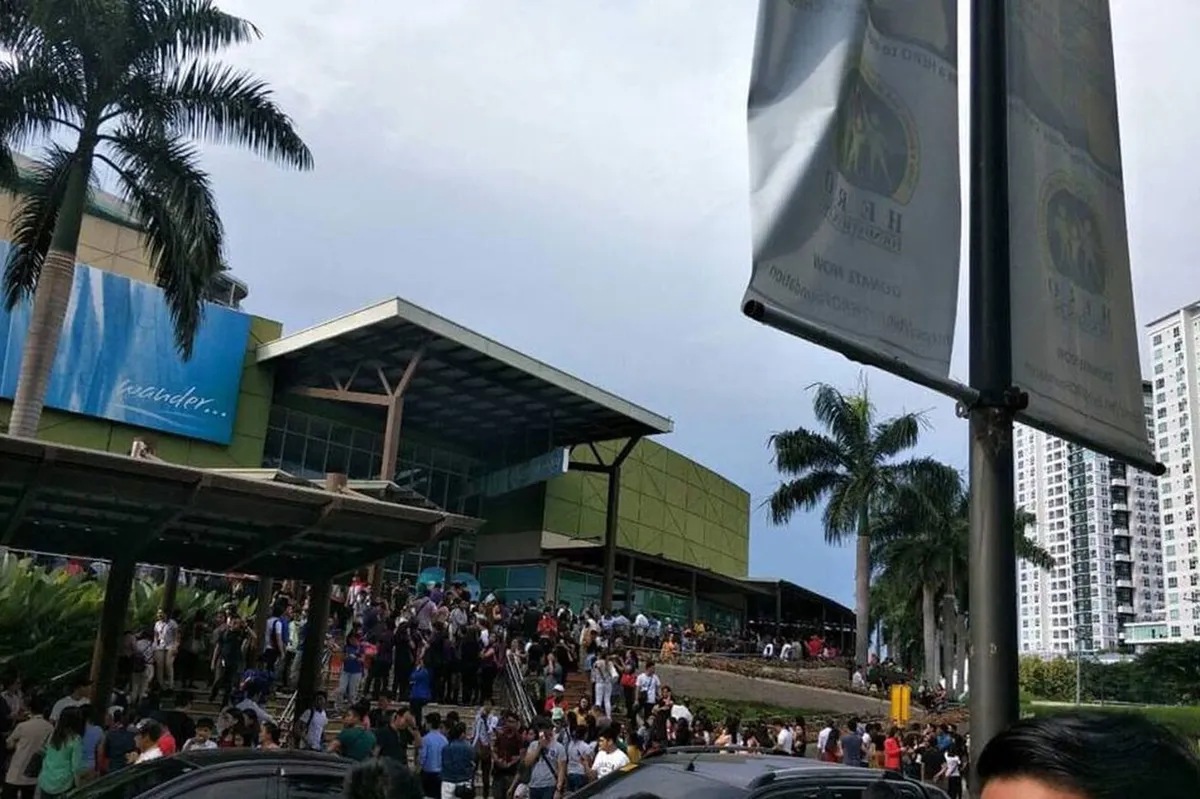 LOOK: Mall-goers evacuate, structures break as 6.4 quake hits Davao ...