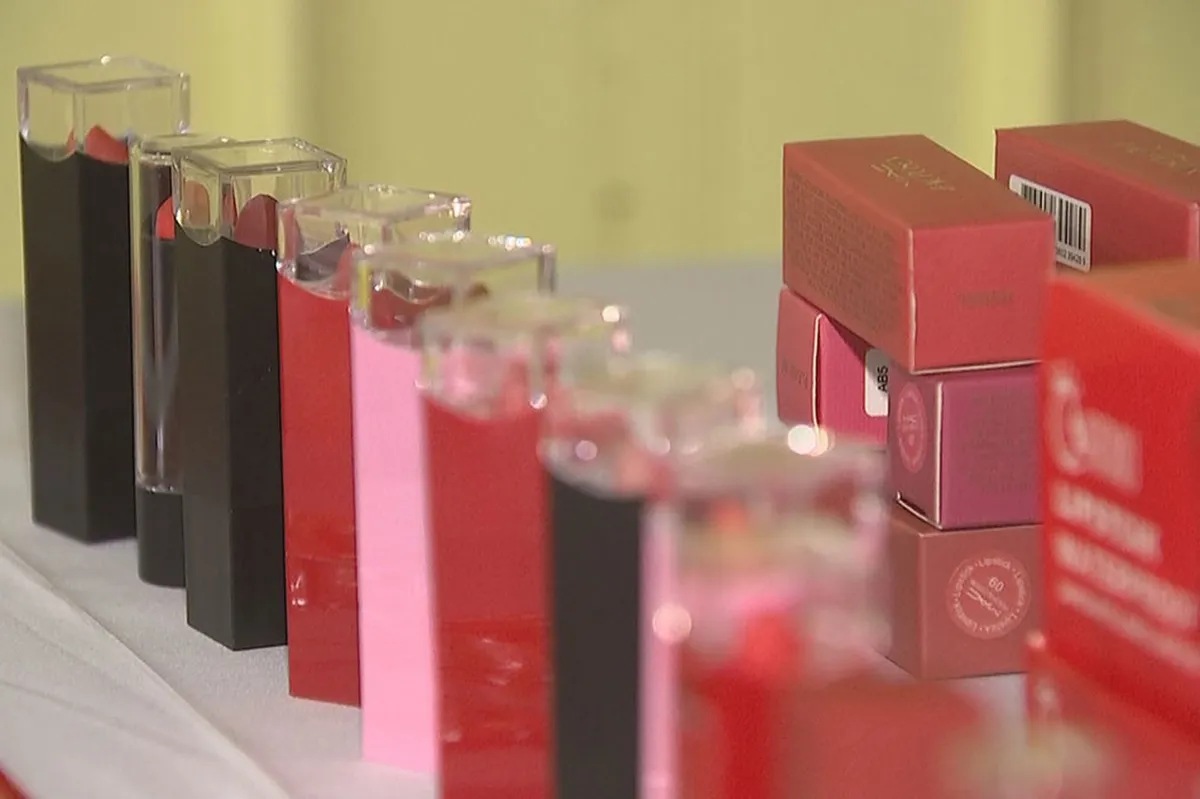 Environmental group, nagbabala laban sa mga 'nakalalasong' lipstick | ABS-CBN News