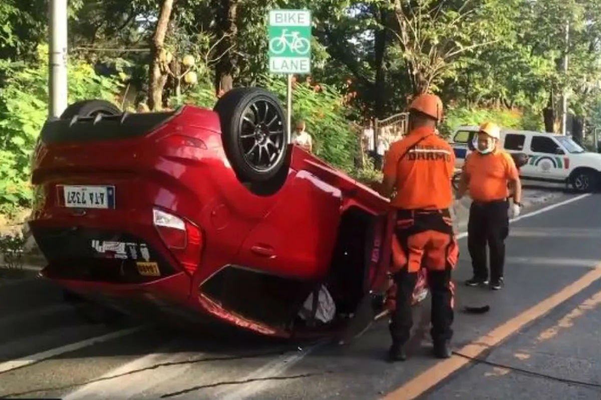 Kotse bumaligtad sa Elliptical Road sa QC | ABS-CBN News