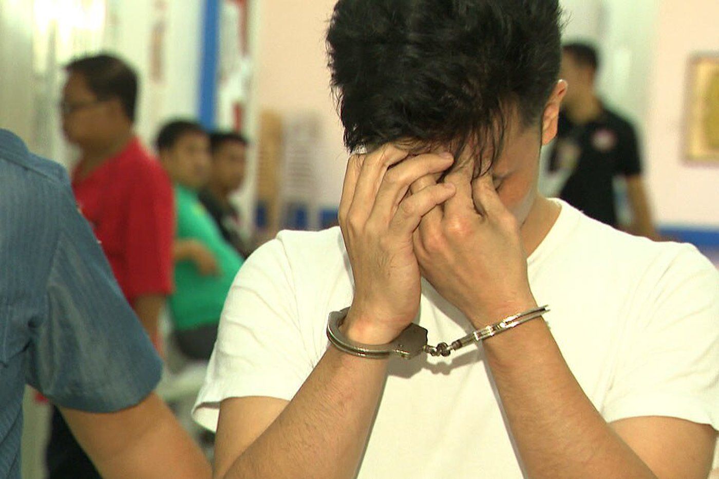 Lalaki timbog sa 'panggagahasa' sa high school student | ABS-CBN News Lalaki timbog sa 'panggagahasa' sa high school student | ABS-CBN News