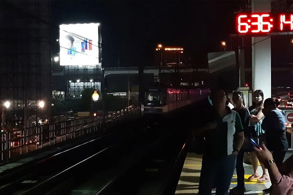 700 pasahero ng MRT pinababa dahil sa pumalyang motor | ABS-CBN News