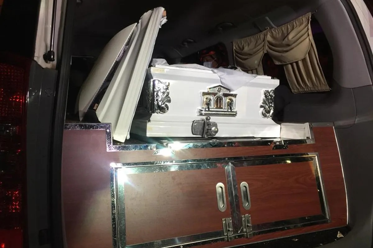 Karo, bumangga sa trak; bangkay, tumilapon sa kabaong | ABS-CBN News