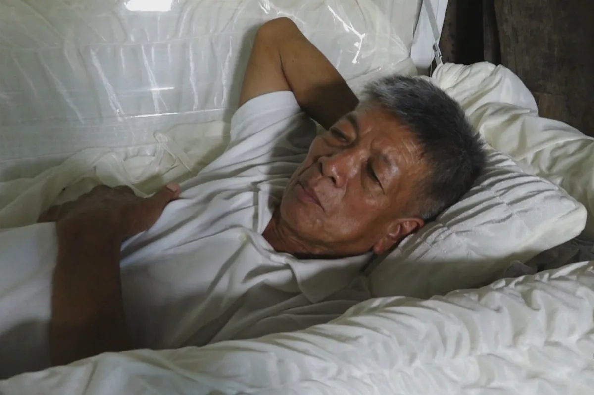 Magsasaka sa Bataan, pinamanahan ng kabaong ng kaibigan | ABS-CBN News