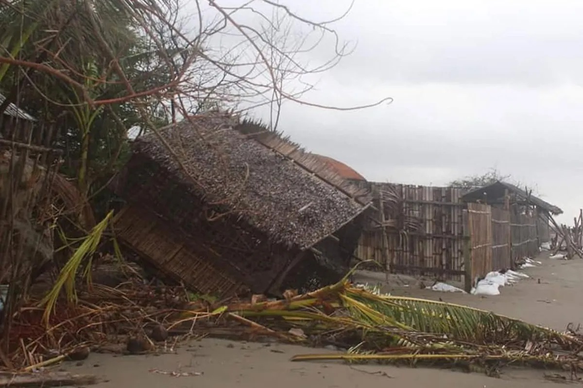 Ilang bahay sa Iloilo, nasira sa pagbayo ni Ompong | ABS-CBN News