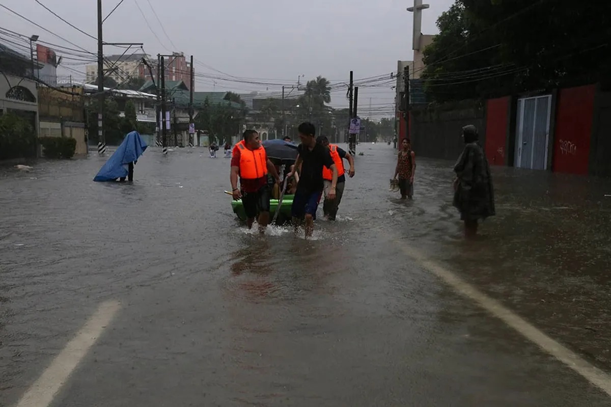 'Like Ondoy': Hundreds flee as monsoon floods Metro | ABS-CBN News