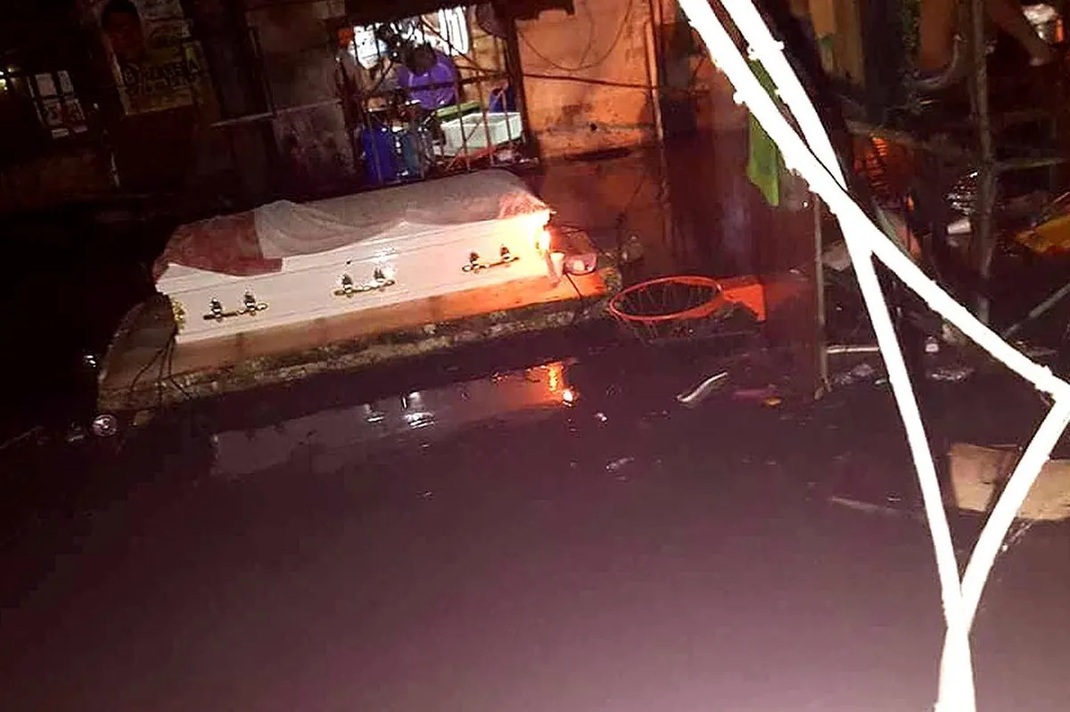 TINGNAN: Kabaong, inilagay sa Styrofoam para lumutang sa baha | ABS-CBN ...