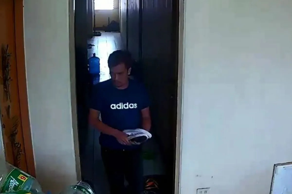 Huli sa CCTV: Lalaki nagnakaw ng sapatos sa apartment sa Cebu | ABS-CBN ... Huli sa CCTV: Lalaki nagnakaw ng sapatos sa apartment sa Cebu | ABS-CBN ...