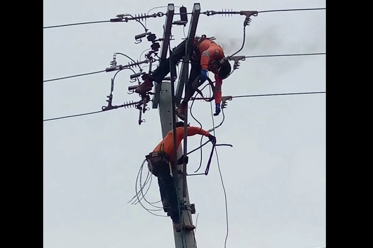 Lineman, sugatan matapos makuryente sa poste | ABS-CBN News