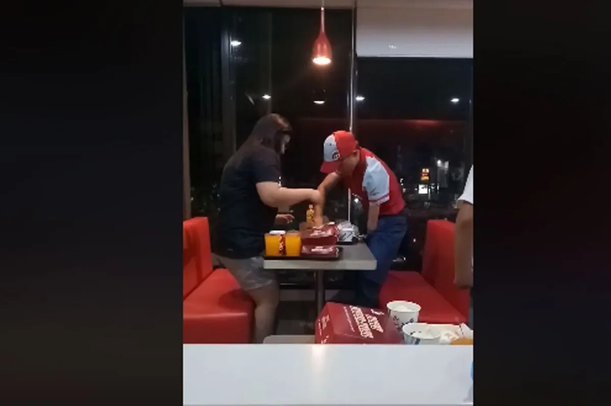 Kasipagan ng PWD na service crew sa isang fast food chain, nag-viral ...