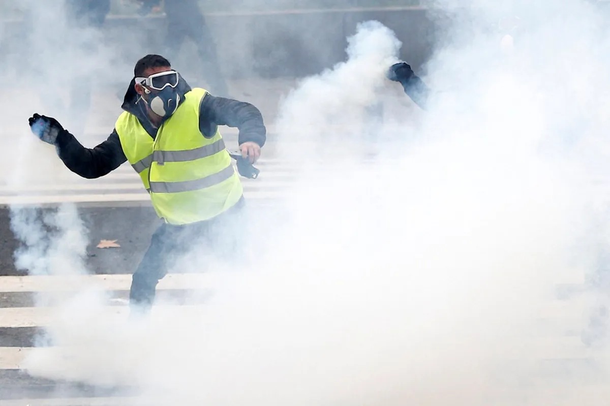 France's 'yellow vests' target borders ahead of Christmas | ABS-CBN
