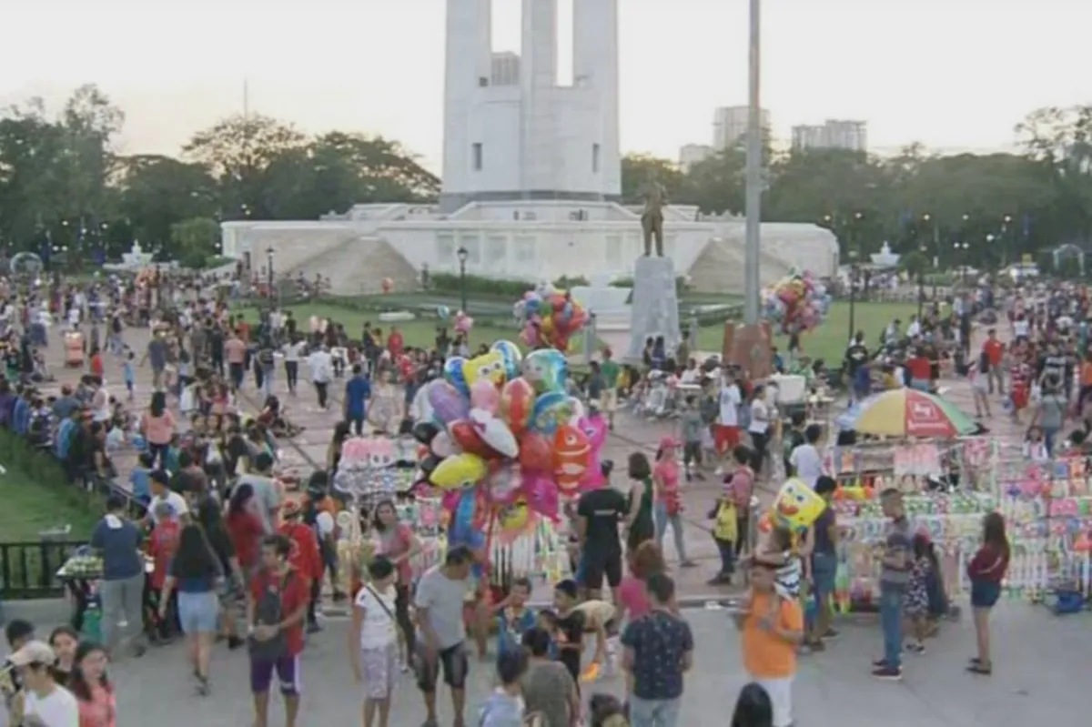 Libo-libong pamilya, nag-Pasko sa mga parke | ABS-CBN News Libo-libong pamilya, nag-Pasko sa mga parke | ABS-CBN News