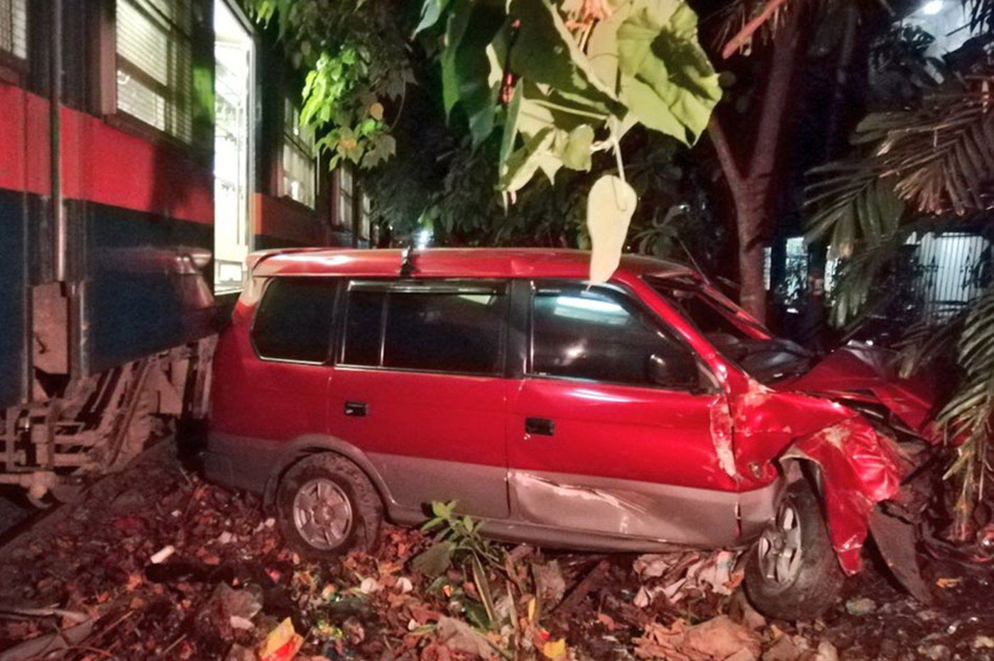 Sasakyan wasak nang kaladkarin ng tren ng PNR | ABS-CBN News