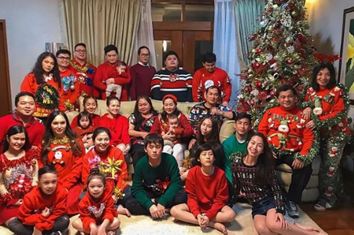 LOOK: Ellen in Adarna family Christmas photo — first since father’s ...