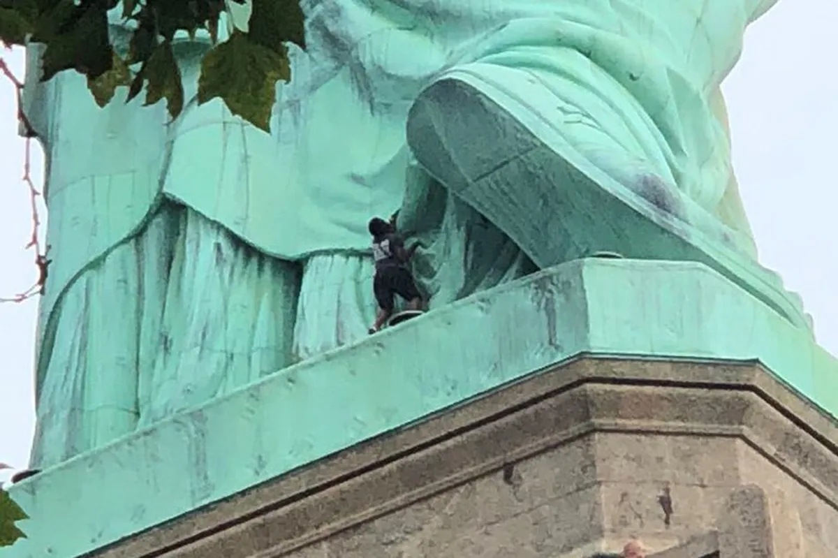 Woman climbs Statue of Liberty in standoff with police | ABS-CBN