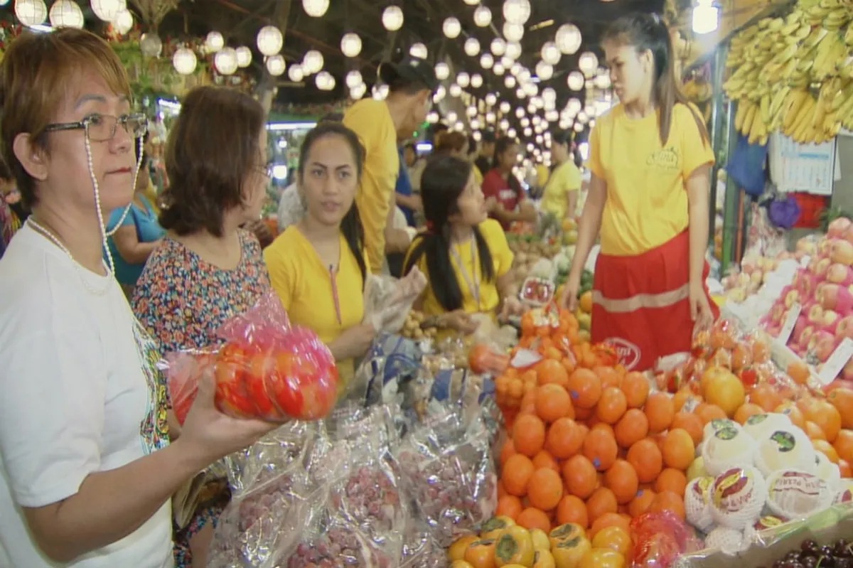 Presyo ng prutas, paputok nagtaasan na 1 araw bago ang bisperas ng 2019 | ABS-CBN News