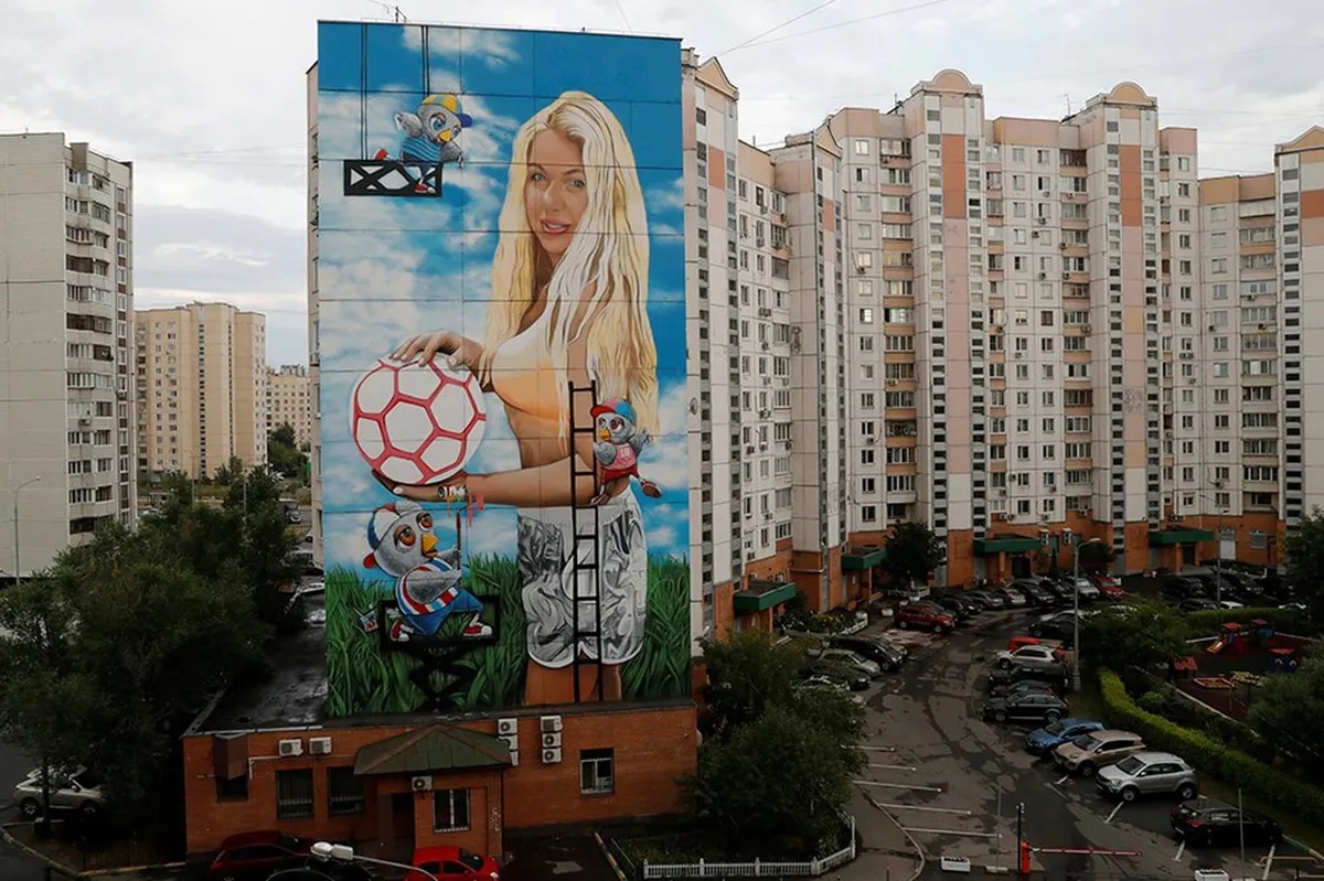 Need a World Cup mural? Russian paints giant portrait of his wife on ...