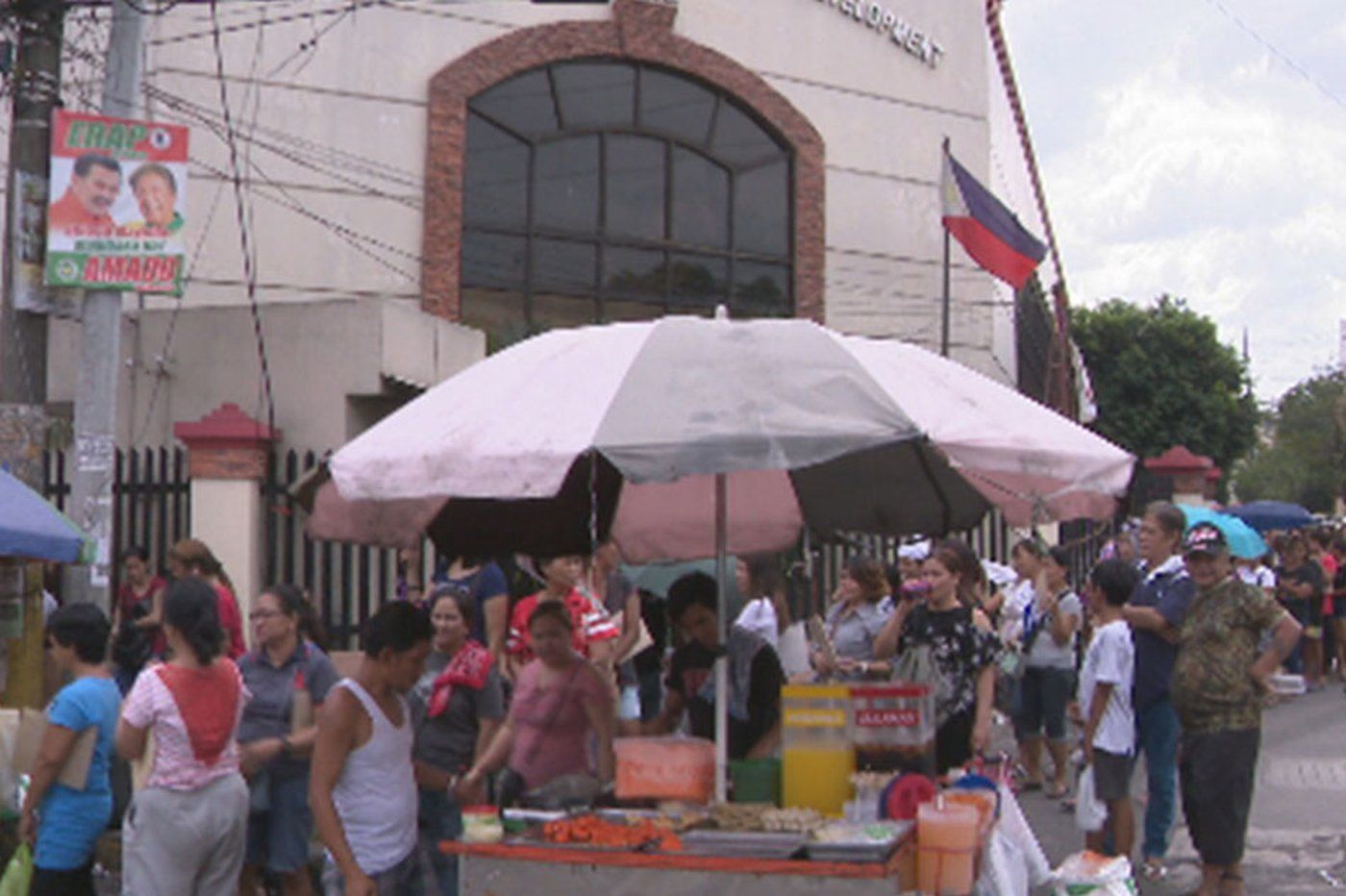 Bagong ATM cards para sa 4Ps, dinagsa ng 2,000 benepisyado | ABS-CBN News