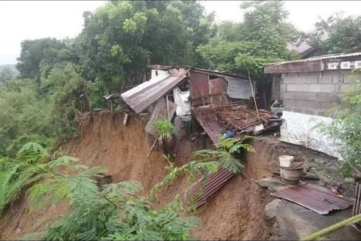 Ilang bahay sa Abra, pinangangambahang gumuho | ABS-CBN News Ilang bahay sa Abra, pinangangambahang gumuho | ABS-CBN News