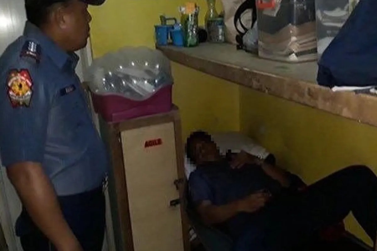 HULI SA AKTO: 4 pulis-Cavite natutulog habang naka-duty | ABS-CBN News HULI SA AKTO: 4 pulis-Cavite natutulog habang naka-duty | ABS-CBN News