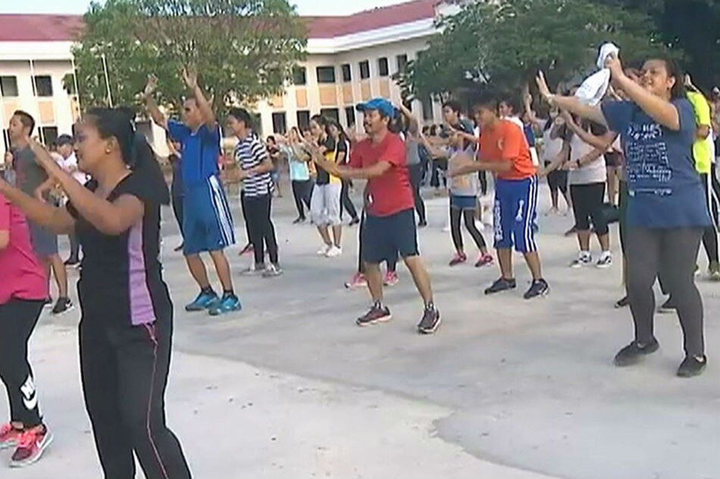 Mga estudyante, guro, nag-Zumba pantustos sa 'Brigada Eskwela' | ABS ...