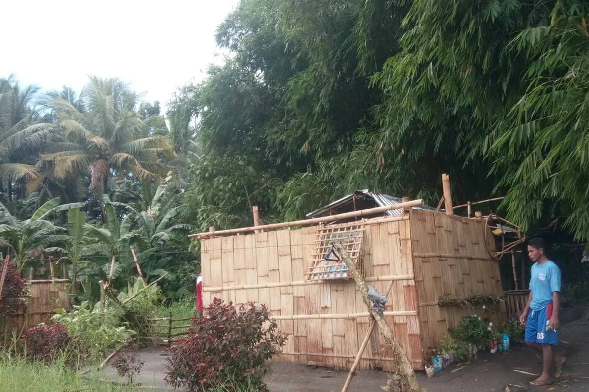 3 bahay, nasira ng pagbayo ng malakas na hangin | ABS-CBN News