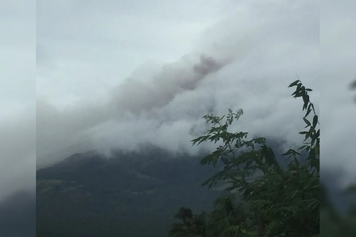 Alert level 2 itinaas sa bulkang Mayon; mas marami pang 'eruption' nagbabadya | ABS-CBN News