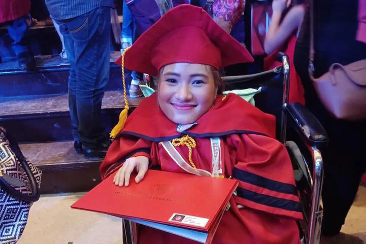 Babaeng may sakit sa buto, nagtapos na magna cum laude sa kolehiyo ...