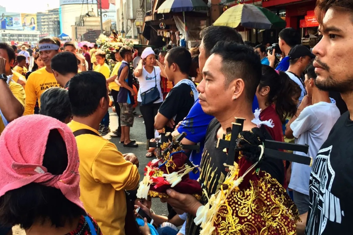 Libo-libong deboto dumalo sa prusisyon ng replica ng Nazareno | ABS-CBN ...
