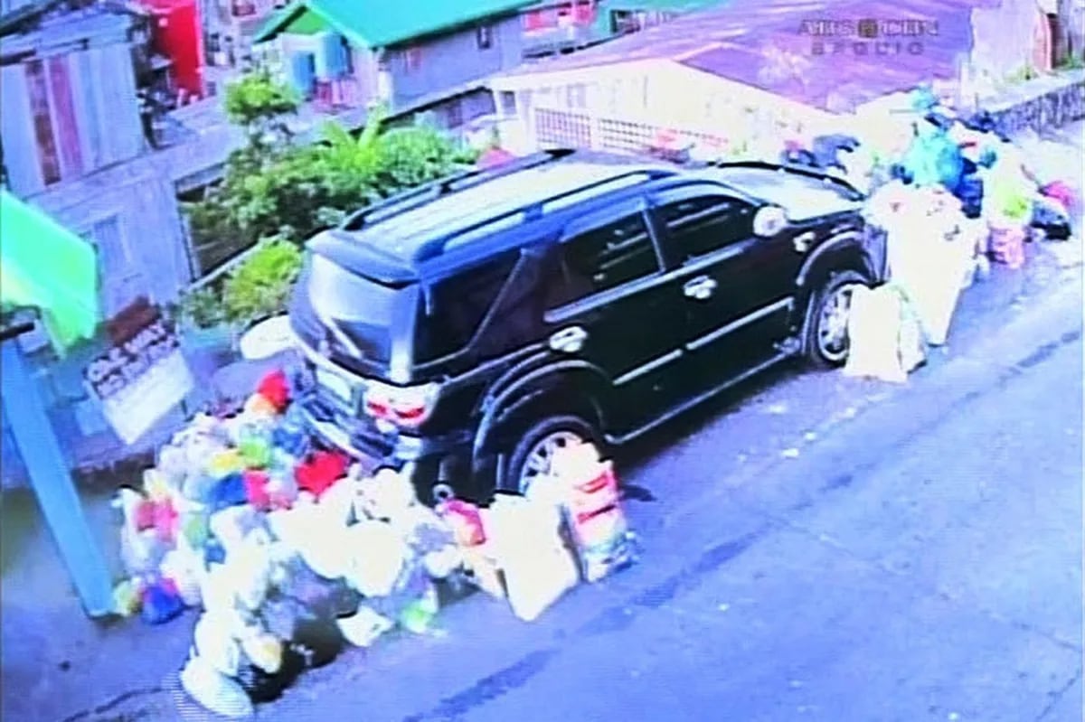 Sasakyang pumarada sa tambakan, tinapunan ng basura | ABS-CBN News Sasakyang pumarada sa tambakan, tinapunan ng basura | ABS-CBN News