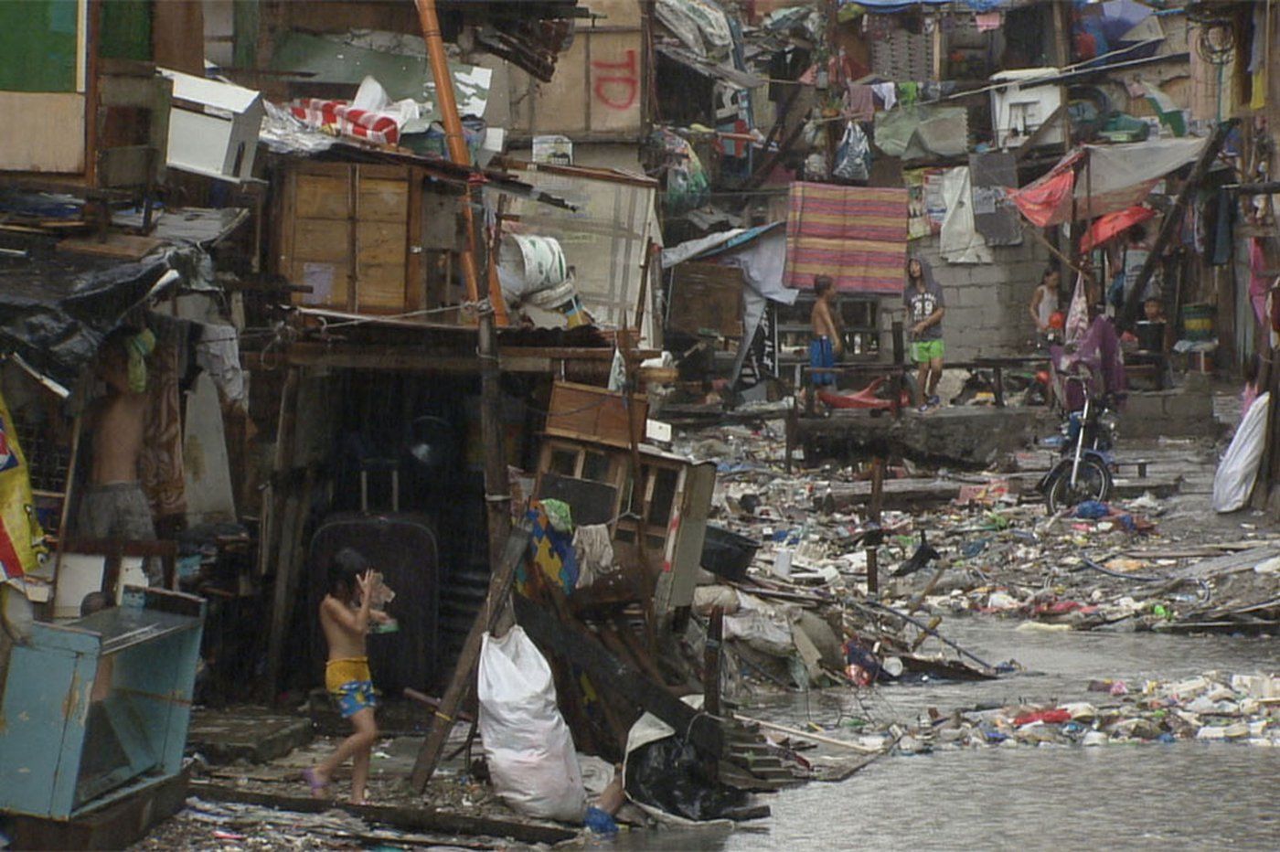 Iba't ibang bahagi ng Kamaynilaan, binaha dahil sa pagbayo ng Bagyong ...