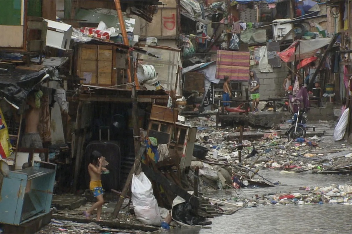 Iba't ibang bahagi ng Kamaynilaan, binaha dahil sa pagbayo ng Bagyong ...