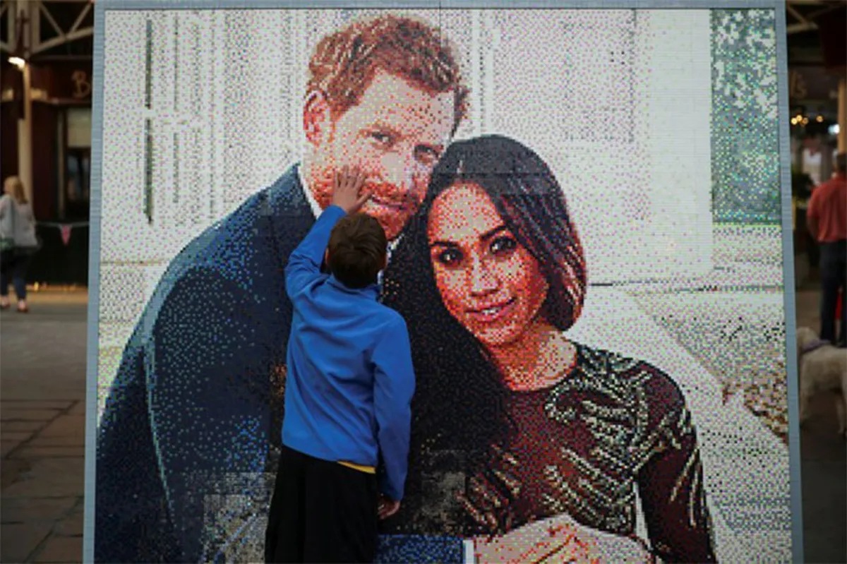 IN PHOTOS: Crowds descend on Windsor as royal wedding frenzy swells ...