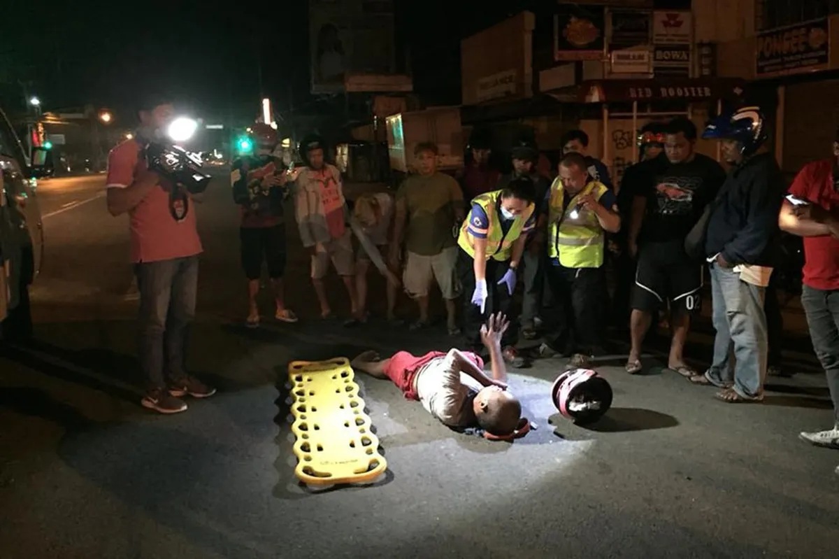 Drayber ng motor sugatan ng sumalpok sa kotse sa Davao City | ABS-CBN News Drayber ng motor sugatan ng sumalpok sa kotse sa Davao City | ABS-CBN News