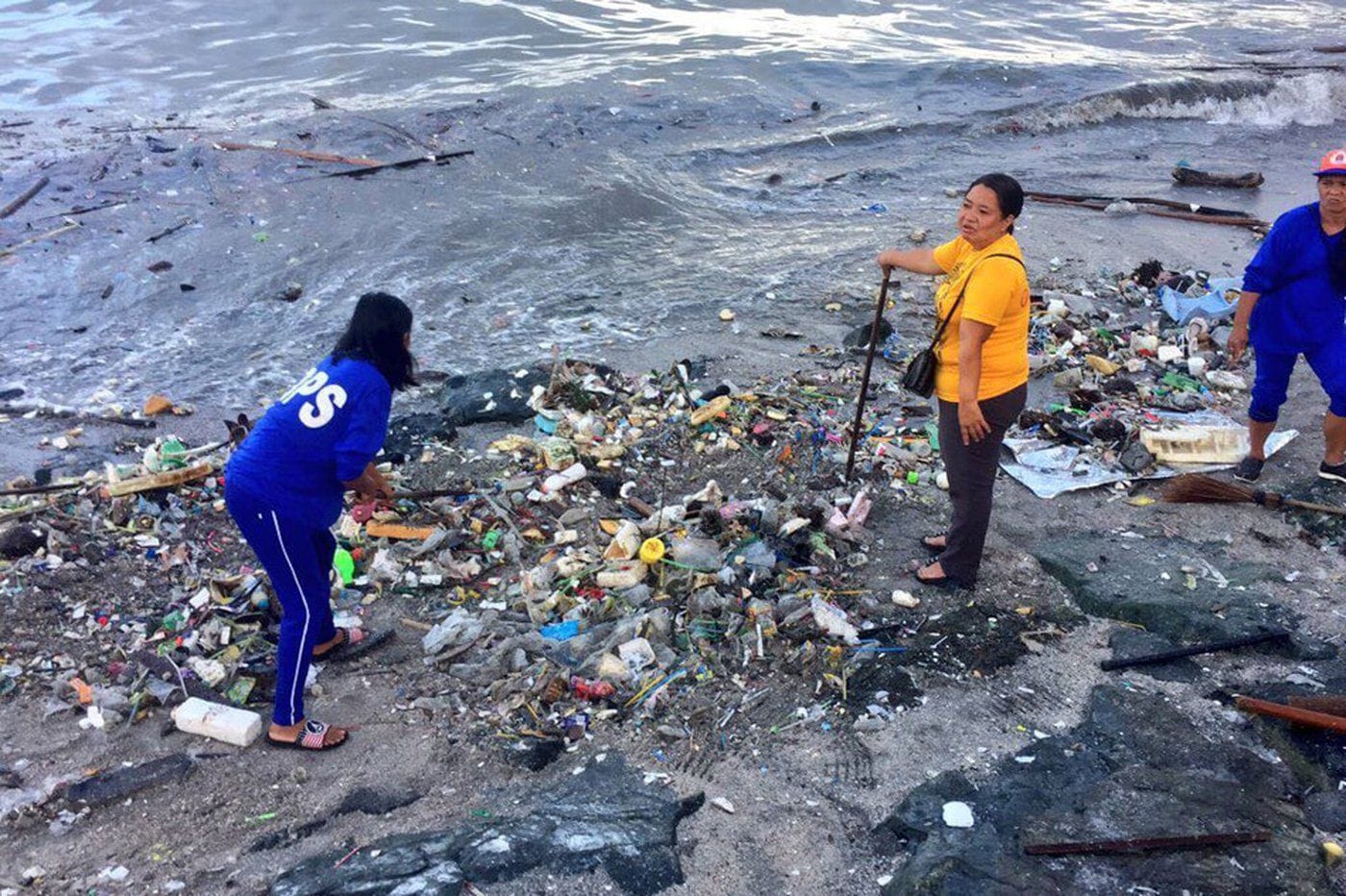 Tambak na basura, inanod sa Baywalk sa Maynila | ABS-CBN News Tambak na basura, inanod sa Baywalk sa Maynila | ABS-CBN News