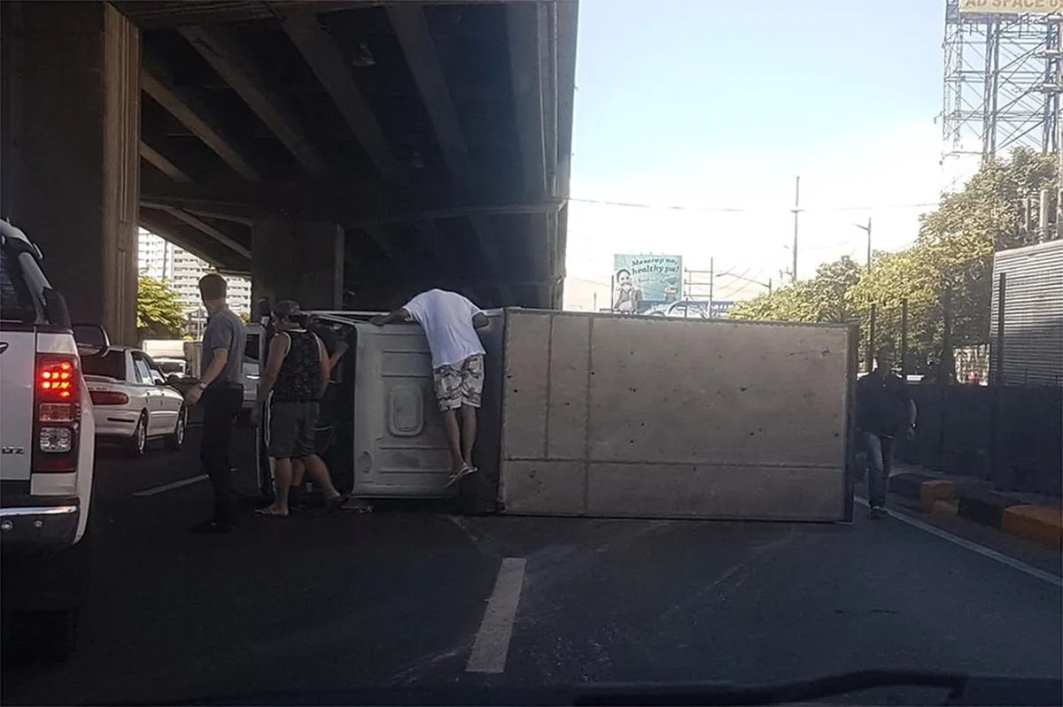 Trak tumagilid malapit sa Sucat Exit ng SLEX | ABS-CBN News