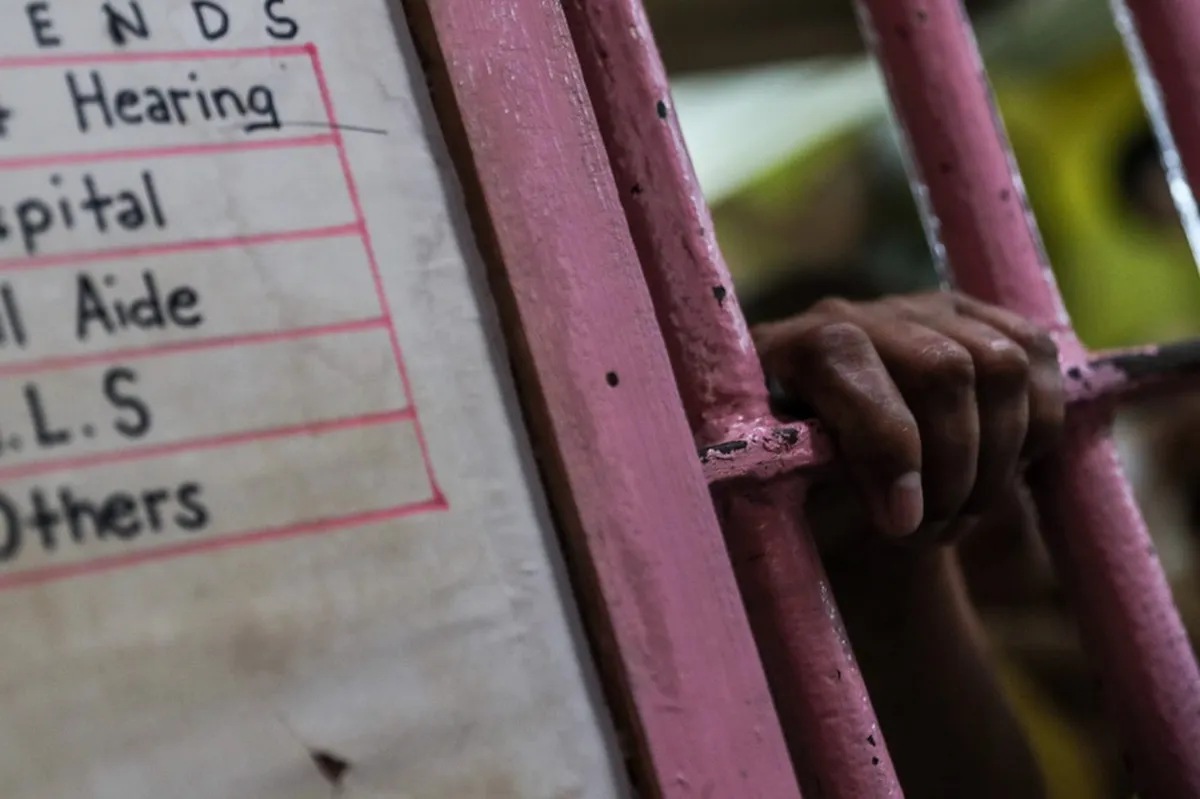 Inmate inatake sa puso sa siksikang selda sa Pasay | ABS-CBN News
