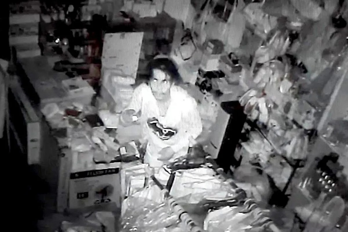 SAPUL SA CCTV: Lalaki, nilimas ang mga barya sa tindahan | ABS-CBN News SAPUL SA CCTV: Lalaki, nilimas ang mga barya sa tindahan | ABS-CBN News