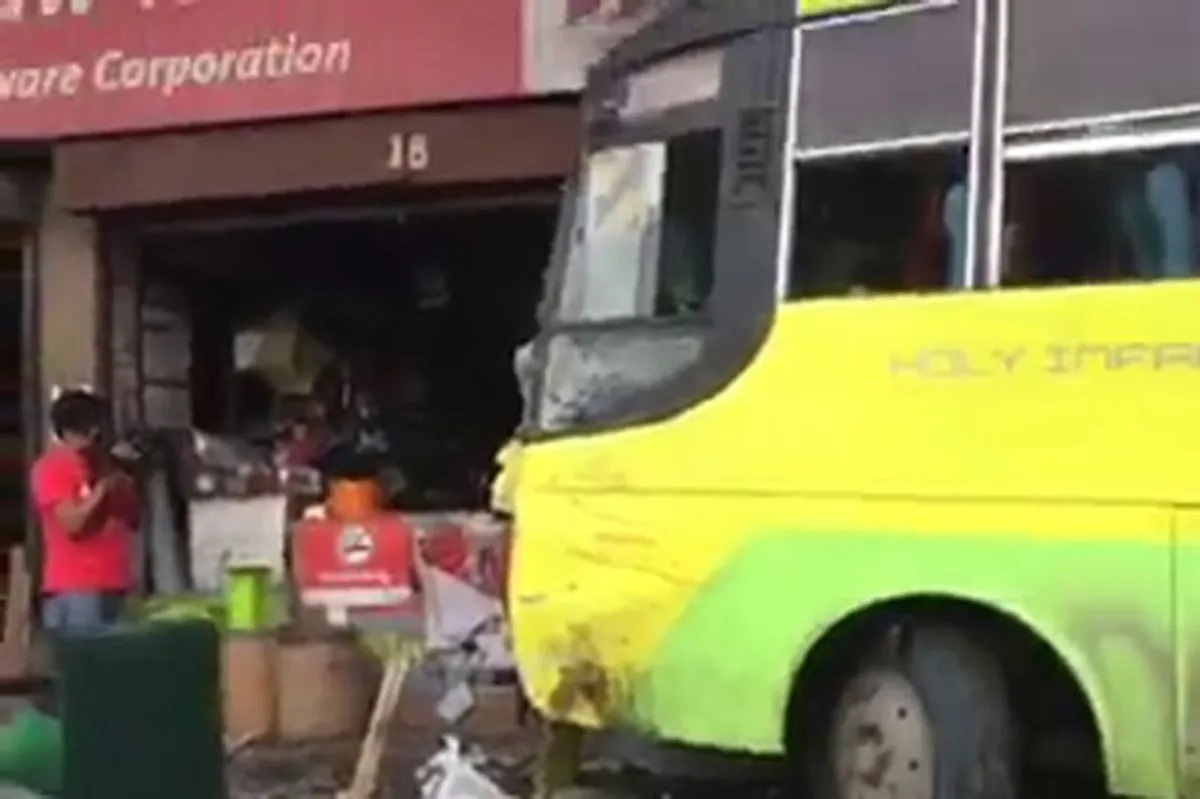 Bus bumangga sa tindahan sa Davao; 34 sugatan | ABS-CBN News