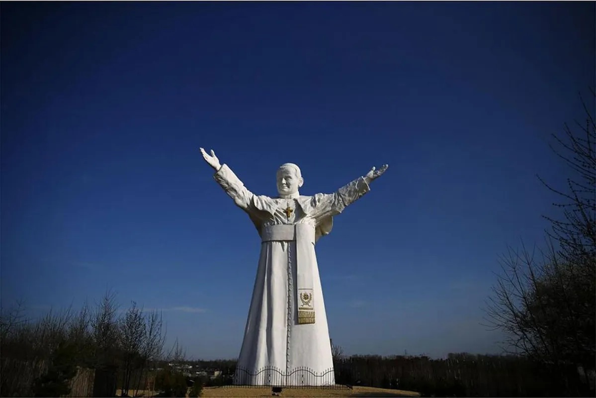 Catholic church agrees to buy pope statue in Poland row | ABS-CBN