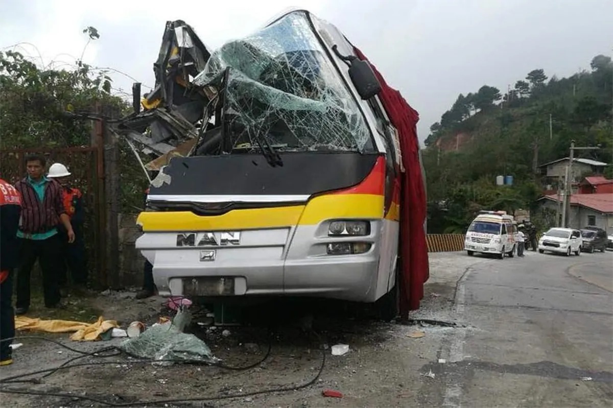 Bus, bumangga sa poste ng kuryente sa Benguet; 2 patay | ABS-CBN News
