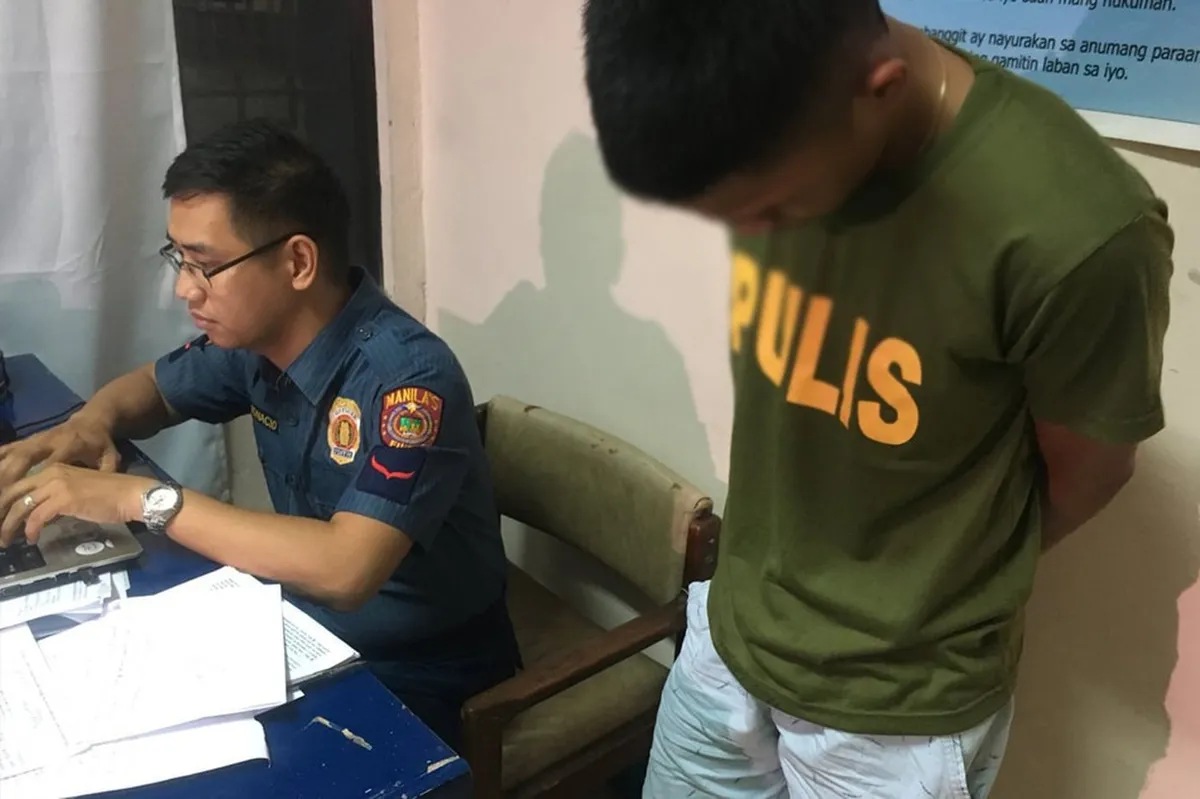 Tricycle driver na naka-uniporme ng pulis arestado | ABS-CBN News Tricycle driver na naka-uniporme ng pulis arestado | ABS-CBN News