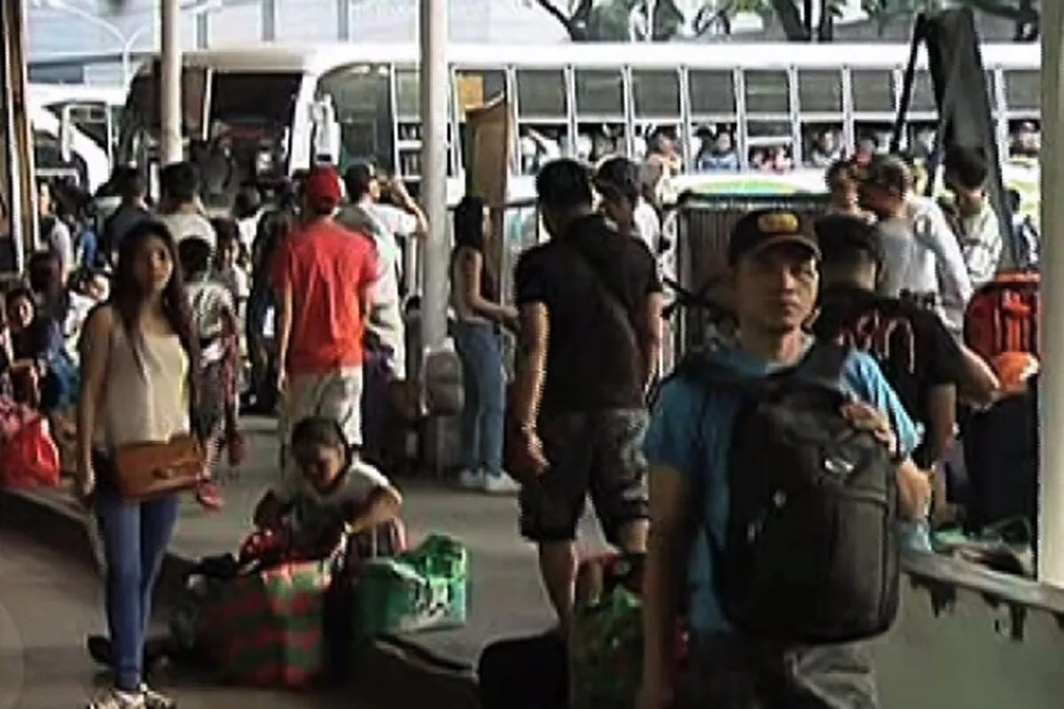 Bus terminals, airport, nakahanda sa dagsa ng pasahero; Bagyo ...