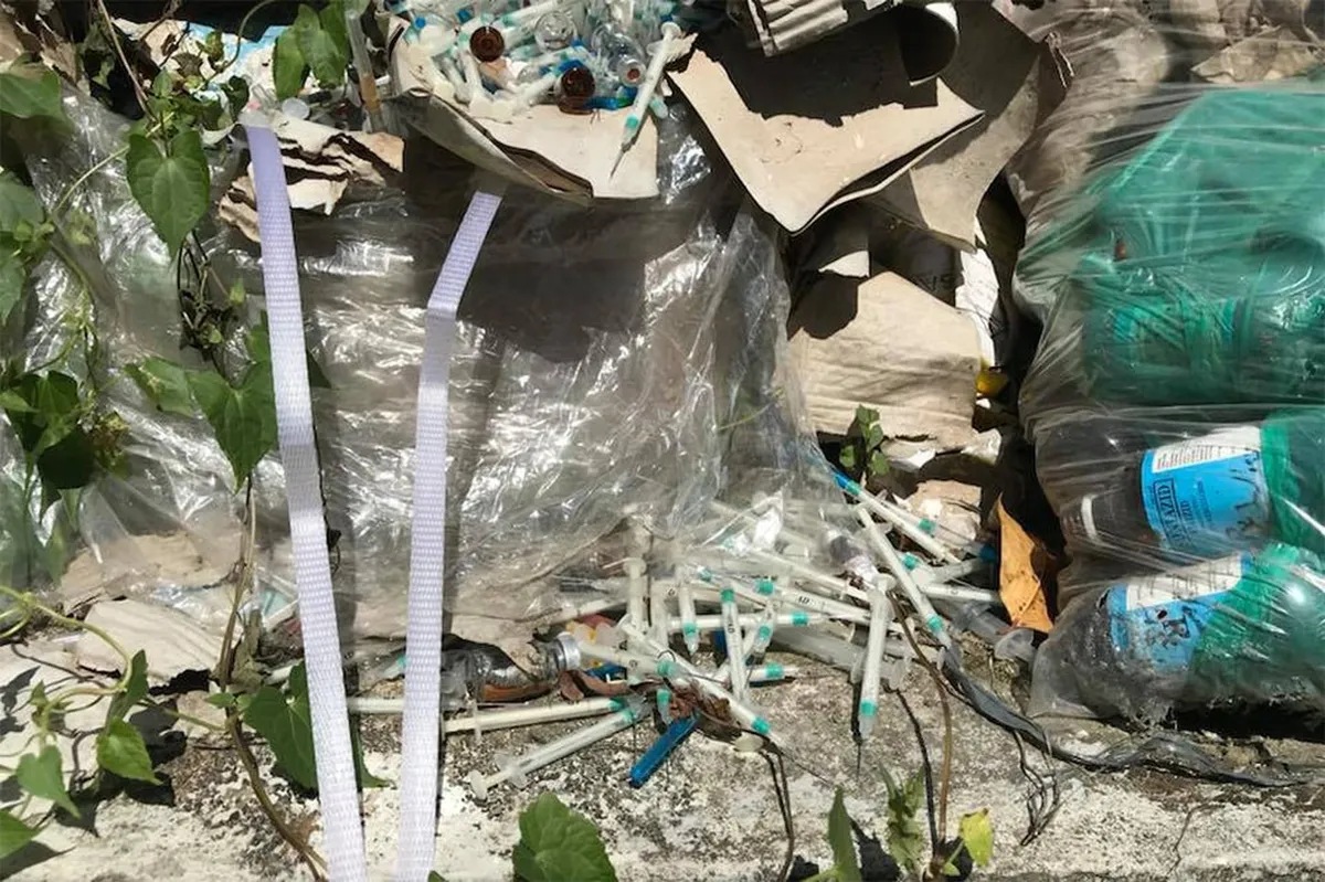 Mga gamit na bote ng gamot, injection, itinapon sa sementeryo sa Negros ...