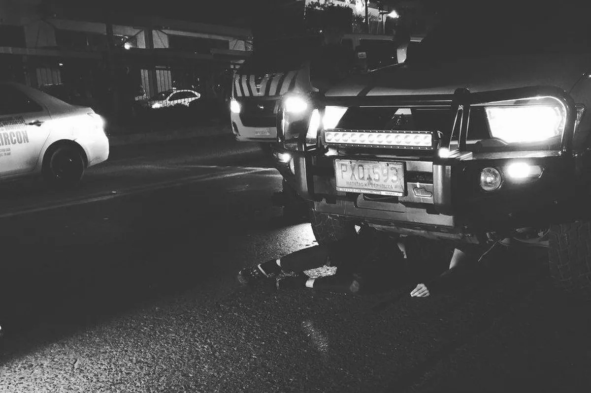 Lalaking sakay ng motorsiklo, tumilapon at pumailalim sa SUV | ABS-CBN News Lalaking sakay ng motorsiklo, tumilapon at pumailalim sa SUV | ABS-CBN News