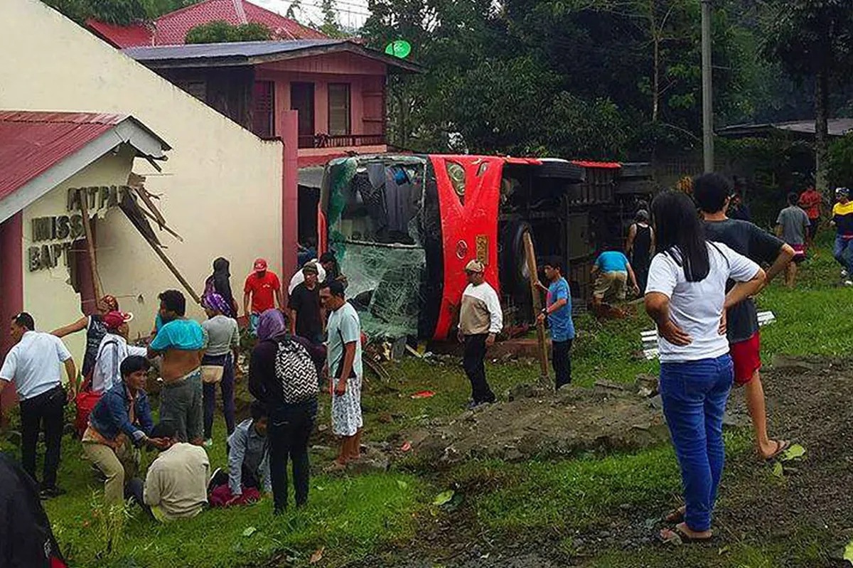 Bus, bumangga sa simbahan sa Bukidnon; 3 patay | ABS-CBN News