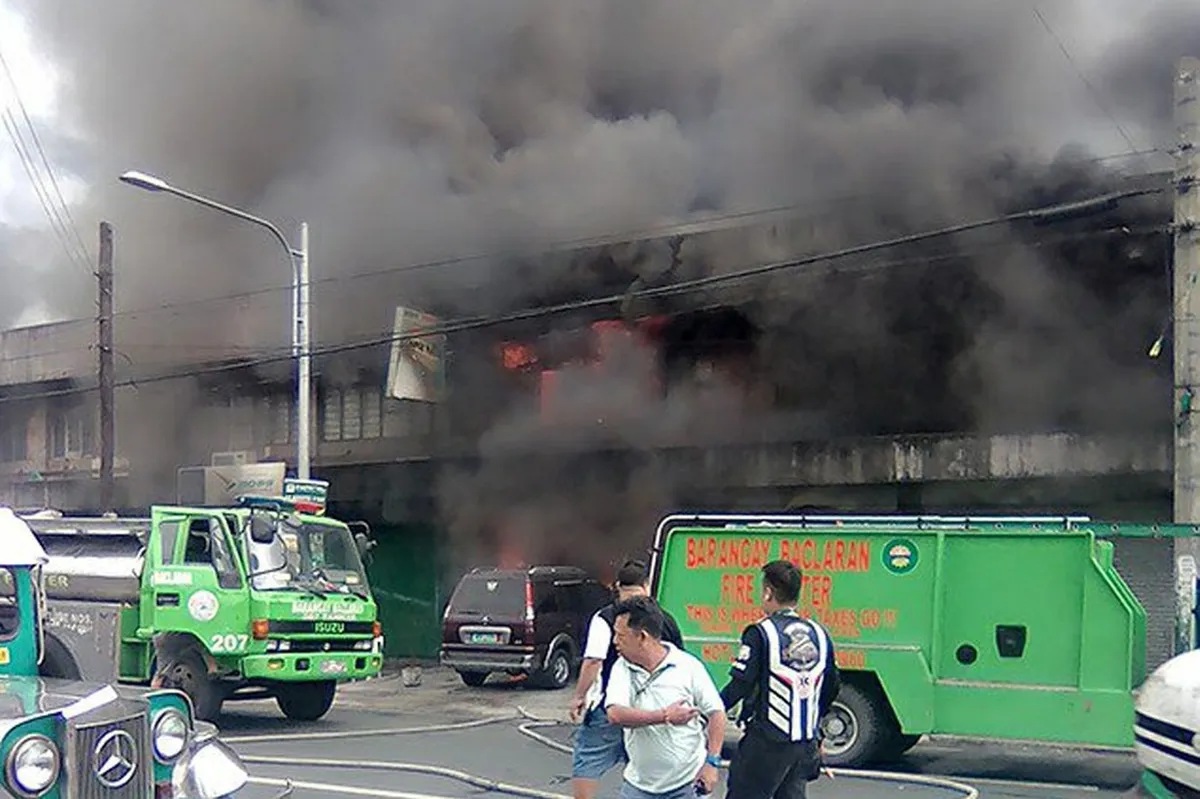 Sunog sumiklab sa gusali sa Baclaran | ABS-CBN News