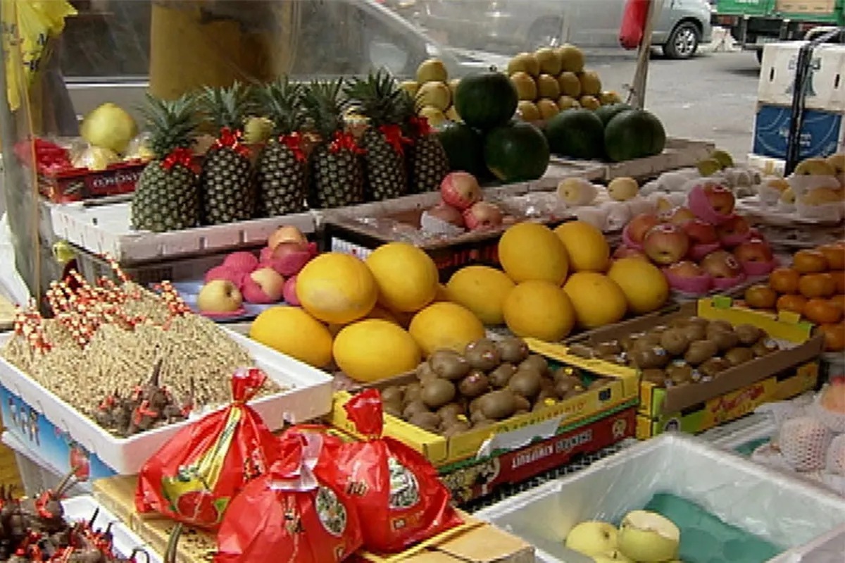 Presyo ng mga 'pampasuwerteng' bilog na prutas, tumaas na | ABS-CBN News