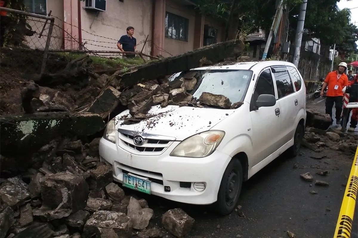 Pader ng ospital sa Quezon City, gumuho | ABS-CBN News