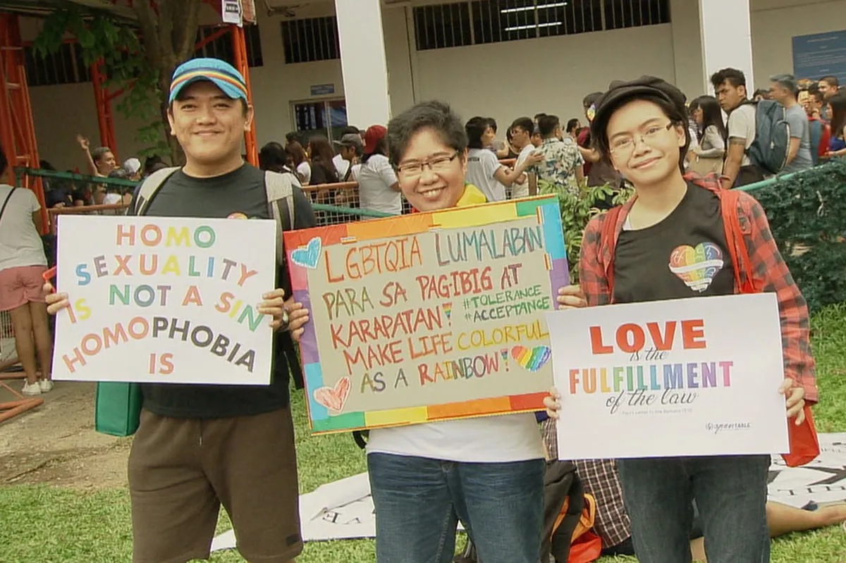 Mga miyembro, taga-suporta ng LGBT community, rumampa sa 2018 Pride ... Mga miyembro, taga-suporta ng LGBT community, rumampa sa 2018 Pride ...